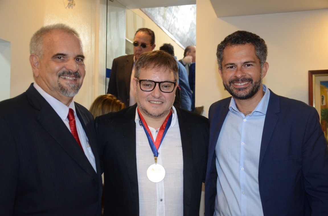 Cantor e compositor Manno Góes recebe Comenda Dois de Julho – Ginno Larry