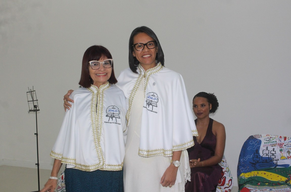 Ana Cecília toma posse como imortal da Academia de Letras e Artes de ...