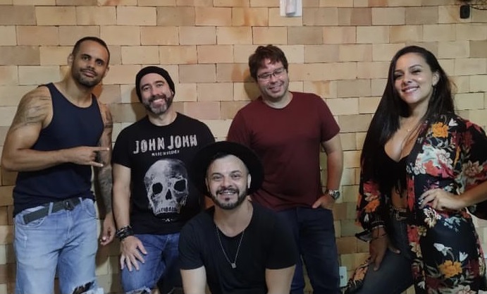 Viola Session traz apresentação intimista da Máquinas na Pista no Blue ...