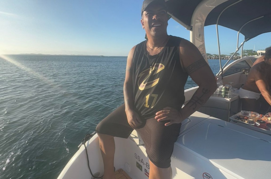 DENNY DENAN CURTE PASSEIO DE BARCO APÓS ESTREIA DOS ENSAIOS DE VERÃO DA ...