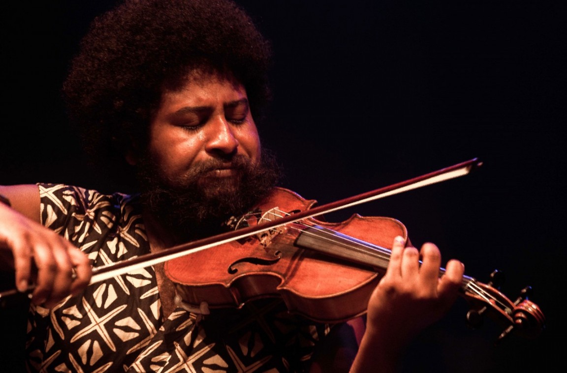 Lan Lanh e Mário Soares apresentam Axé Pra Lua no Teatro do Sesc na ...